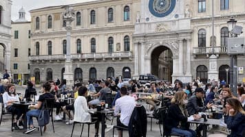 Cheers in Italian: 8 Happy Ways to Say it